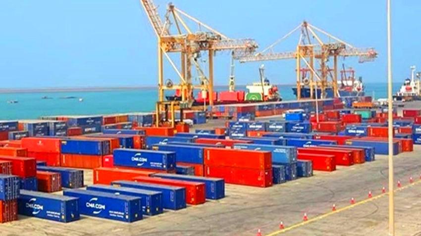 الحوثيون يرفعون جمارك البضائع القادمة من موانئ الحكومة